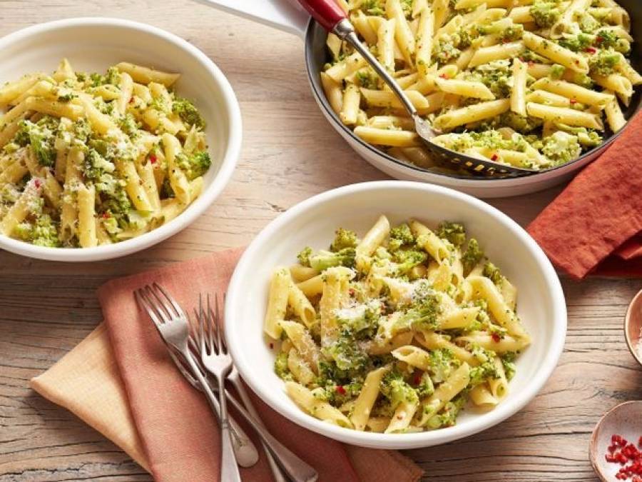 Penne with spicy broccoli sauce